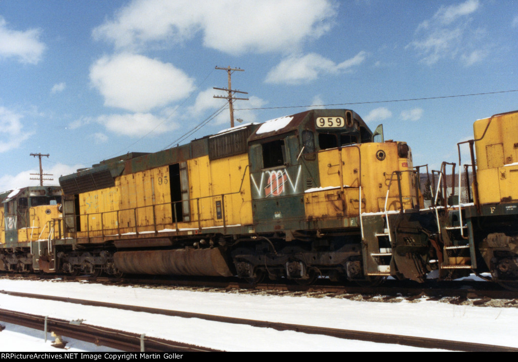 CNW 959 waiting to be rebuilt by MK